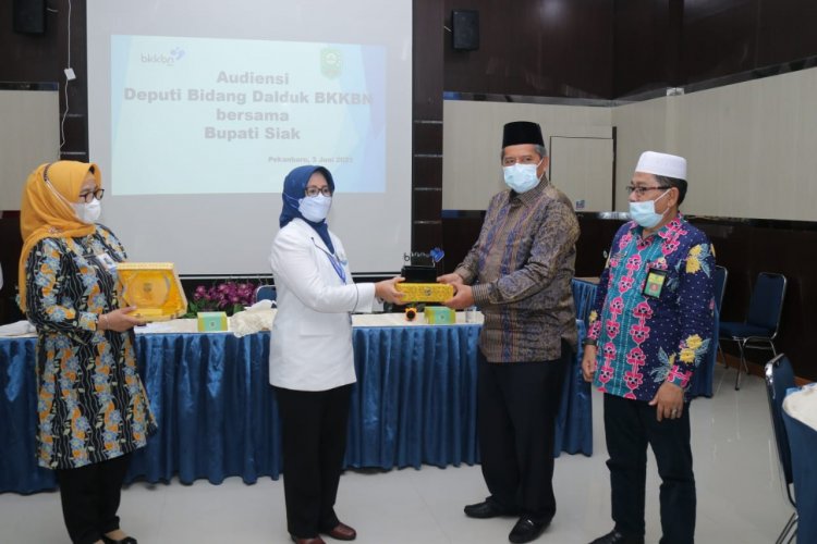 Bupati Siak Audiensi dengan Plt Deputi ADPIN BKKBN Bupati Siak Audiensi dengan Plt Deputi ADPIN BKKBN